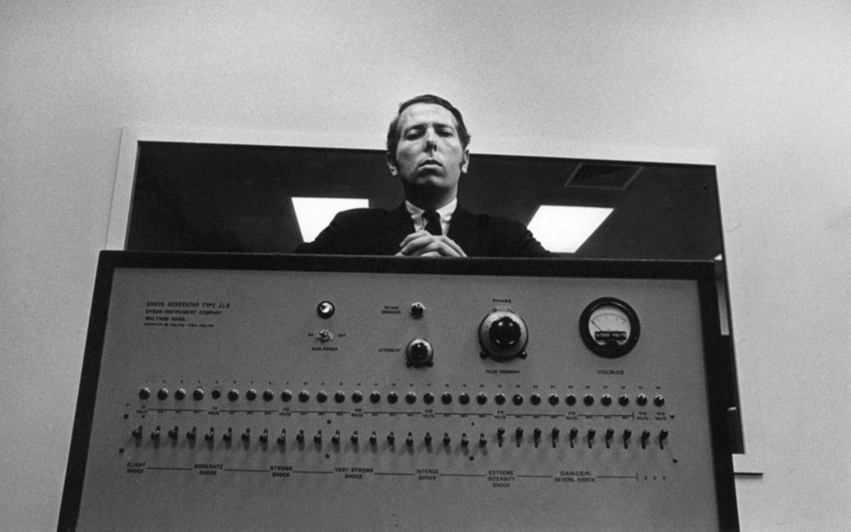 Milgram a jeho šokující experiment: proč lidé poslušně páchají zlo ...