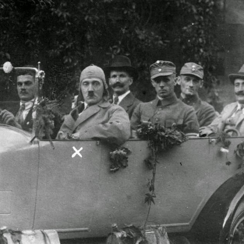 46 zapomenutých fotografií nezapomenutého diktátora – G.cz